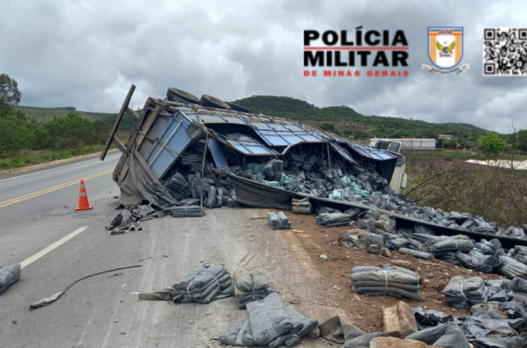 Caminhão com carga de sacolas plásticas tomba na BR-146 em Serra do Salitre. Felizmente, ninguém ...